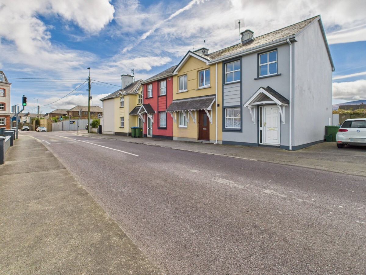 5 Lower Basin View, Tralee, County Kerry. V92 PTW8 – DNG WH Giles Tralee